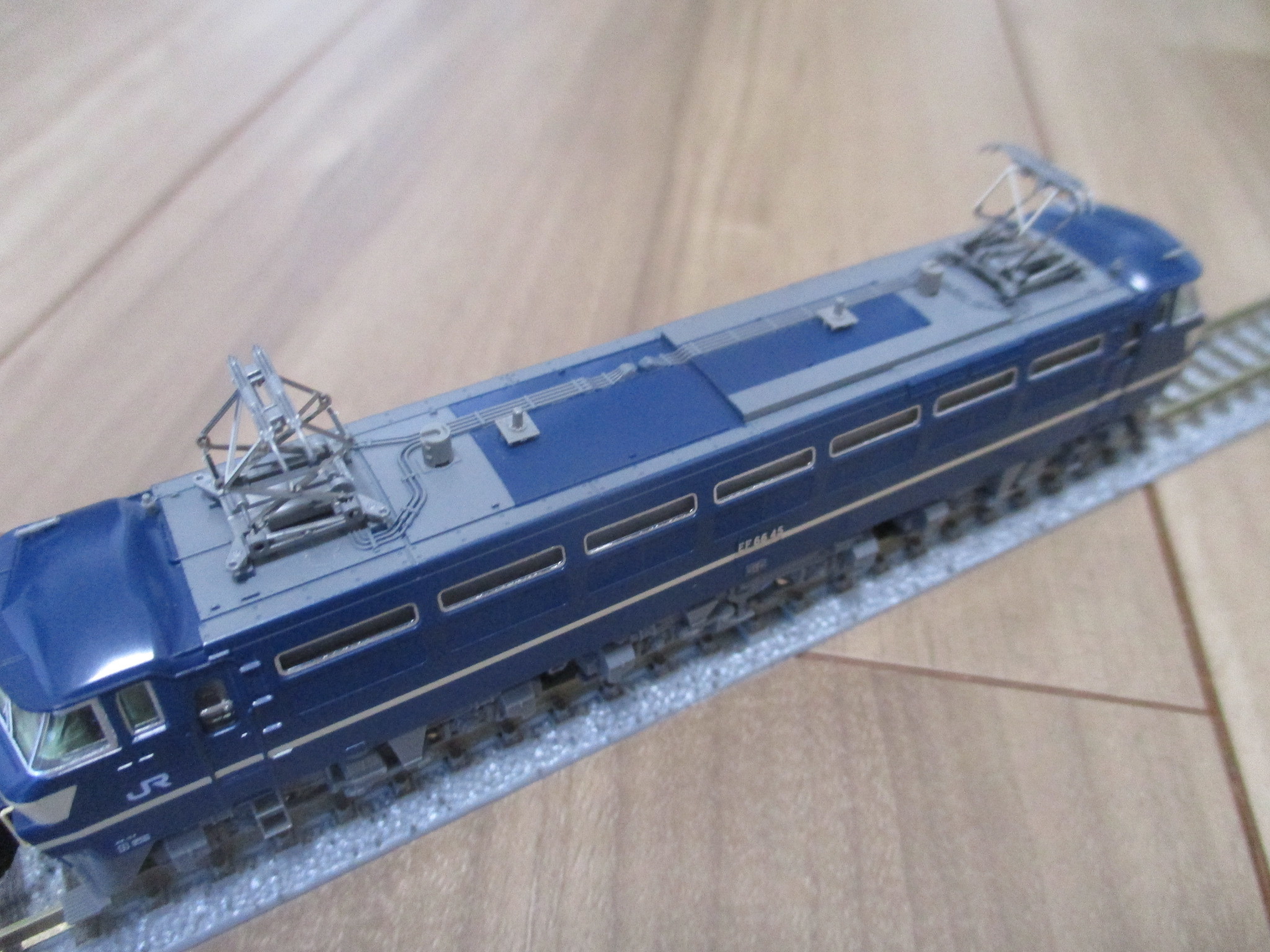 時代ごとの入線が必要か？ (tomix EF66形電気機関車(後期型・特急牽引機・台車グレー) 入線): T．O．重工の鉄道模型作成日誌